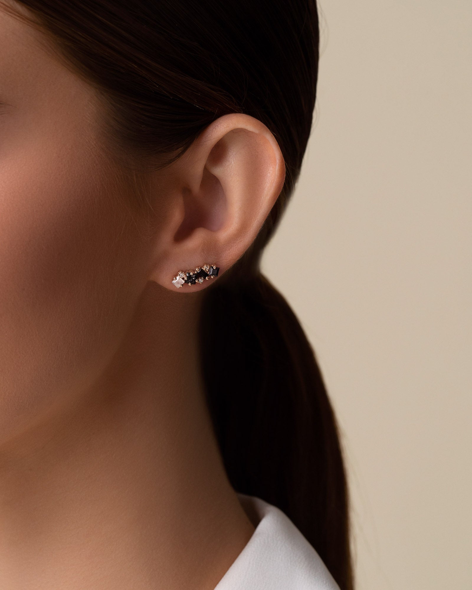 تزيّني بأقراط ترصيع عنقودي تزيدك سحر وجمال يشعان في إطلالتك - مجلة هي